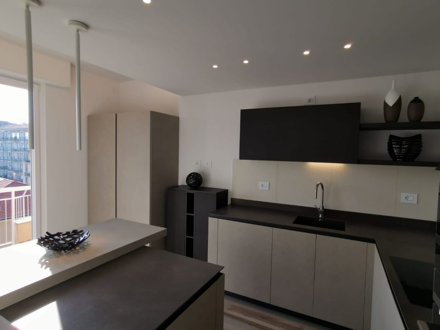 Cucina Modulnova milltech argilla e lava con piano gres amber_FOTO (0 ...