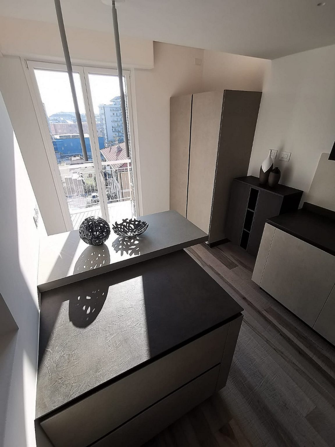 Cucina Modulnova milltech argilla e lava con piano gres amber_FOTO (5 ...